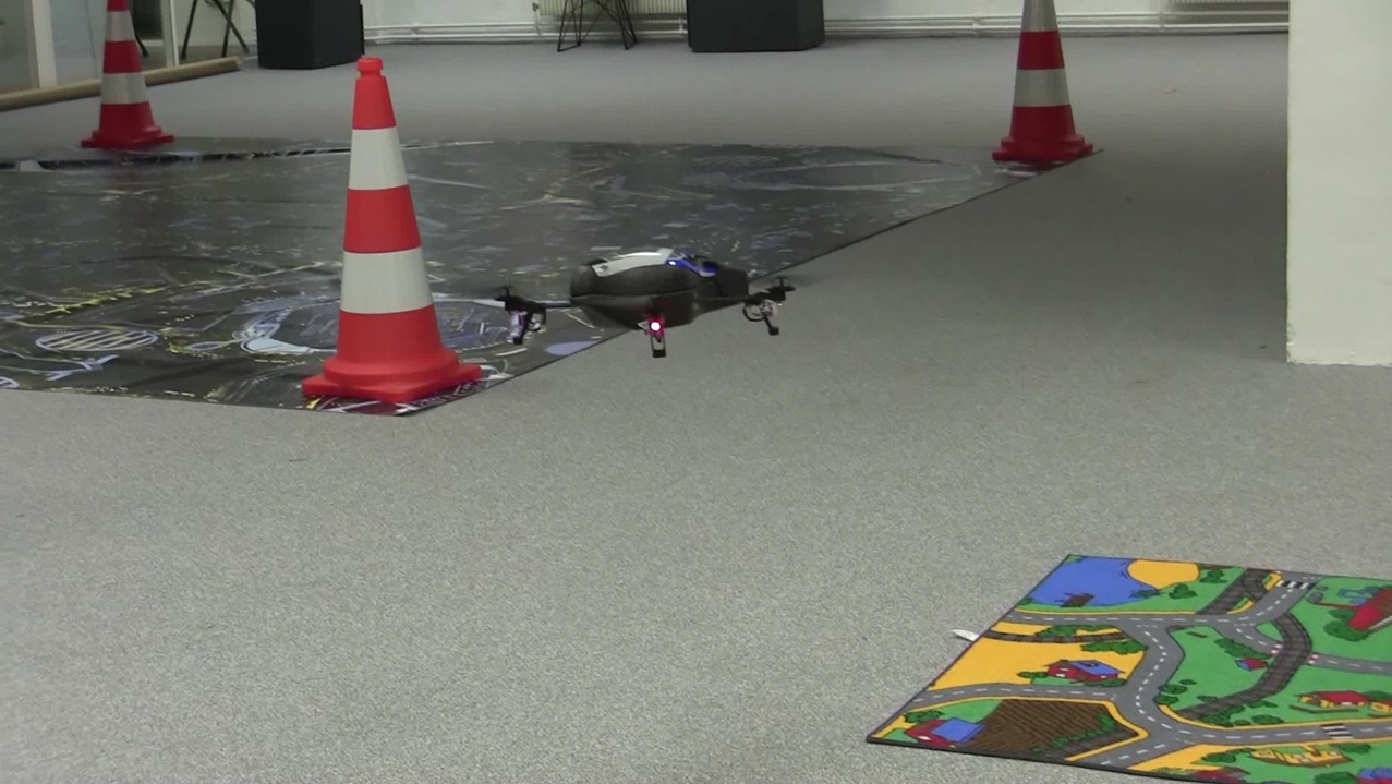 AR.Drone - Quadcopter streamt Livebild aufs iPhone - Golem.de