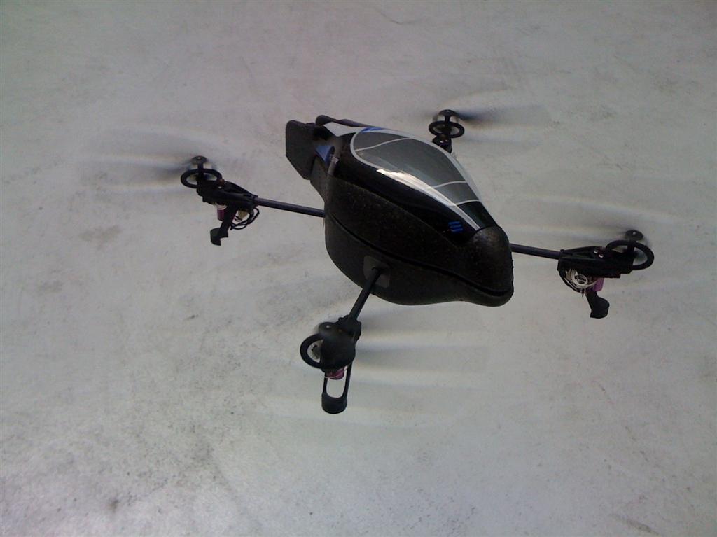 AR.Drone - Quadcopter streamt Livebild aufs iPhone - Golem.de
