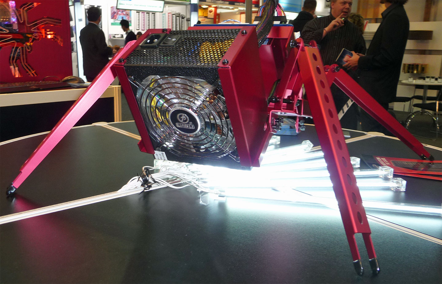 Lian Li PC-T1 - Mini-ITX-Gehäuse im Spinnenlook - Golem.de