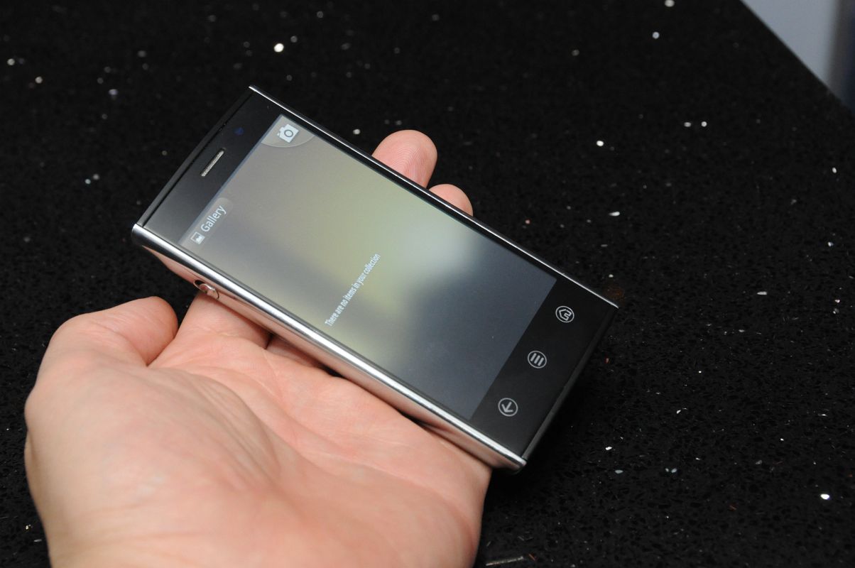 Dell Venue: Android-Smartphone mit 4,1-Zoll-Amoled-Touchscreen - Golem.de