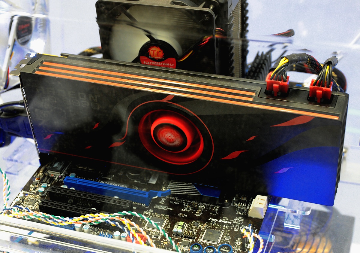 Radeon HD 6990: AMD startet Versteckspiel mit 400-Watt-Grafikkarte ...