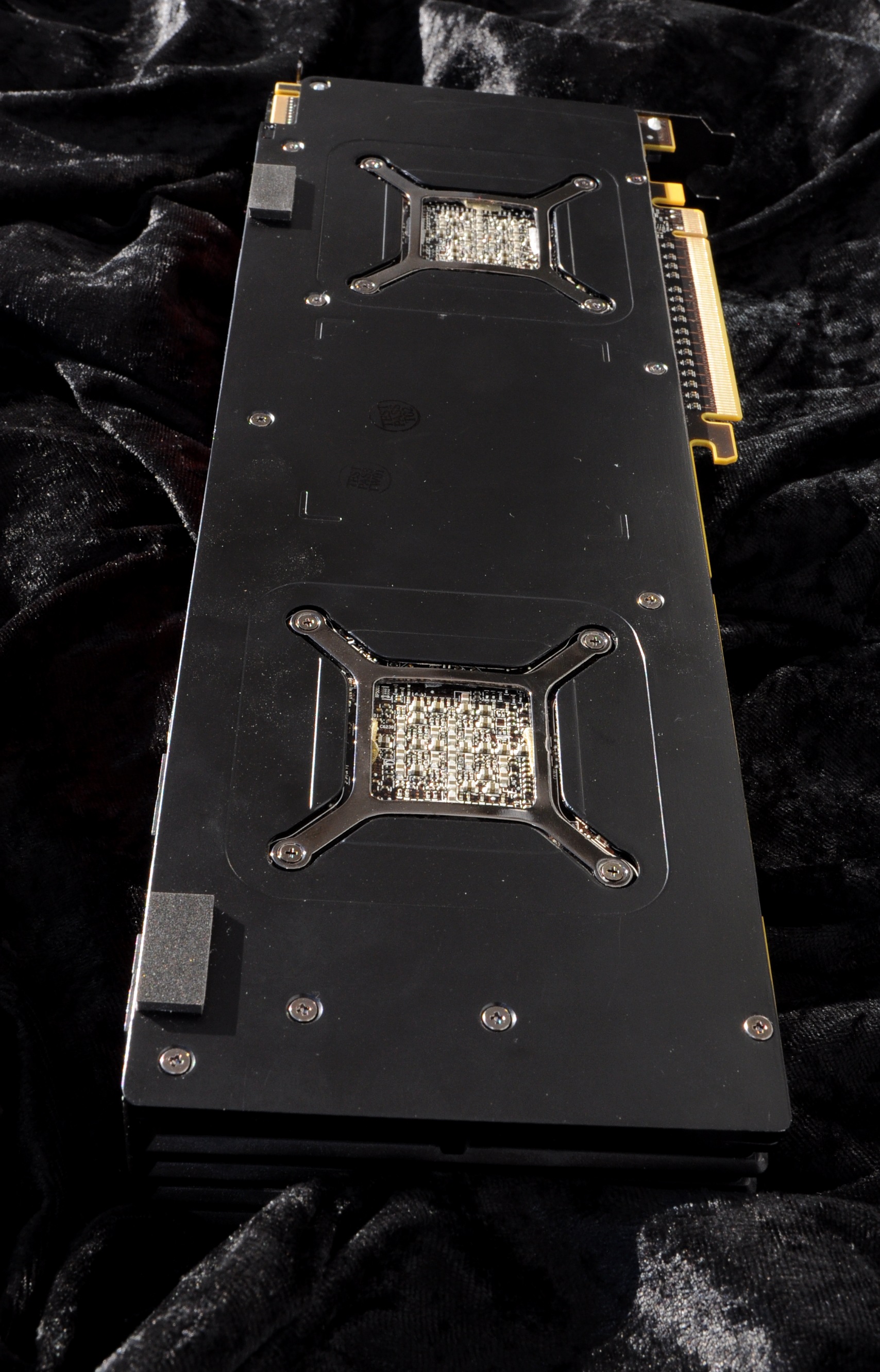 AMD Radeon HD 6990 im Test: Grafikmonster mit 500 Watt für 600 Euro ...