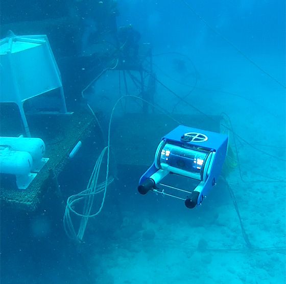 Roboter: Open-Source-Roboter Open ROV taucht bis in 100 Meter Tiefe ...