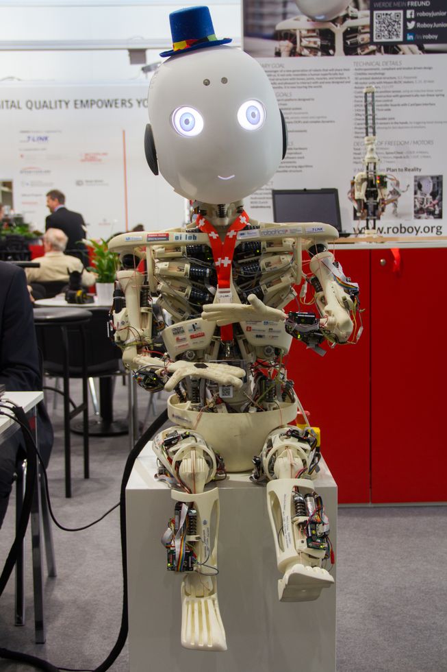 Roboter: Muskelmännchen Roboy wird rot - Golem.de