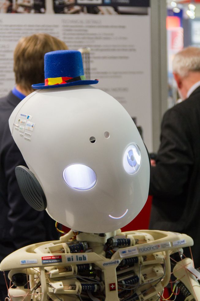 Roboter: Muskelmännchen Roboy wird rot - Golem.de