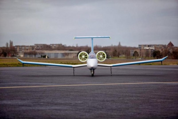 E-Fan-Aircraft: Kleiner Airbus fliegt erfolgreich mit 120 LiPo-Akkus ...