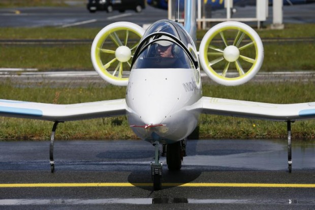 E-Fan-Aircraft: Kleiner Airbus fliegt erfolgreich mit 120 LiPo-Akkus ...