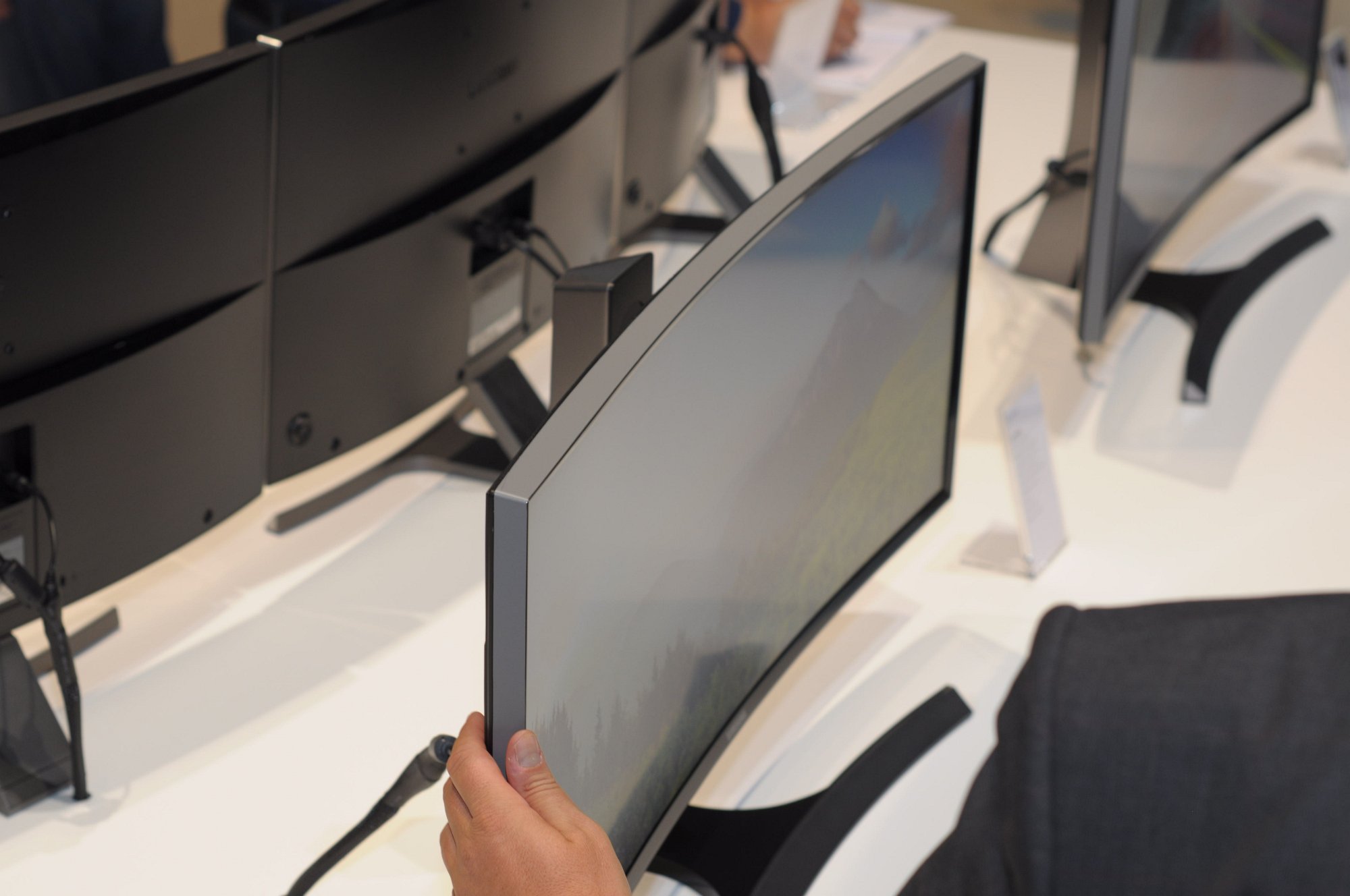 Samsung Curved Display: Gebogener 21:9-Monitor für PCs - Golem.de