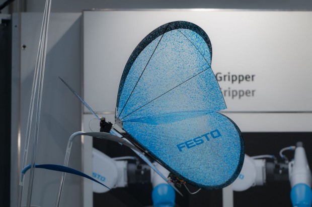 Roboter: Festos Falter fliegen fleißig - Golem.de