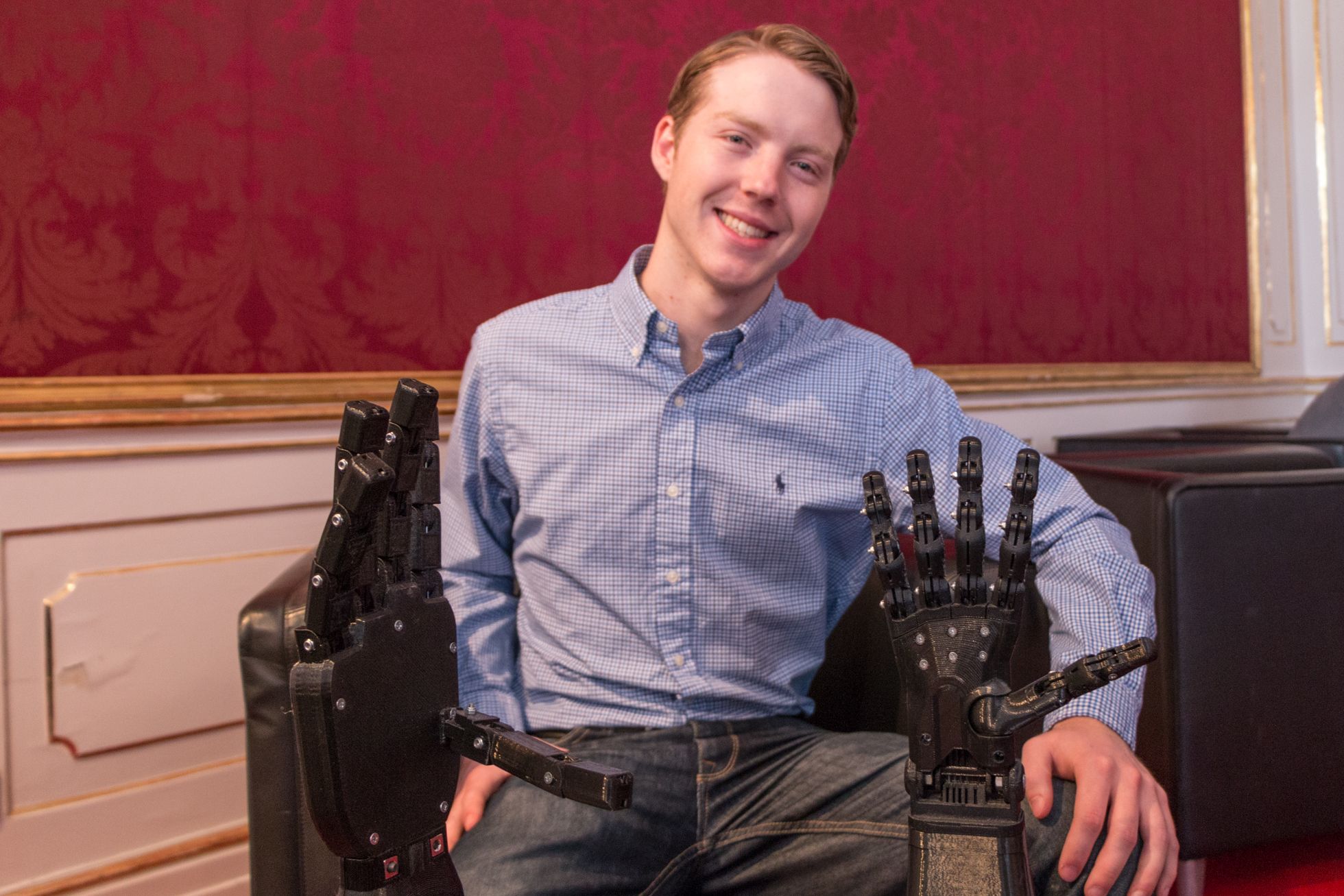 Easton LaChappelle: Fokussierte Gedanken lassen Roboterarm fest ...