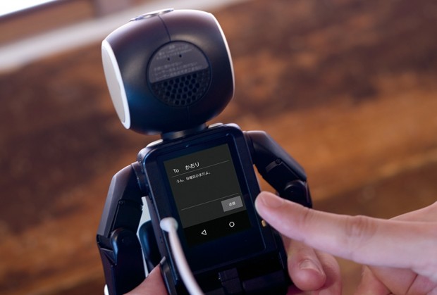 Robohon: Sharp präsentiert Smartphone in Roboter-Form - Golem.de