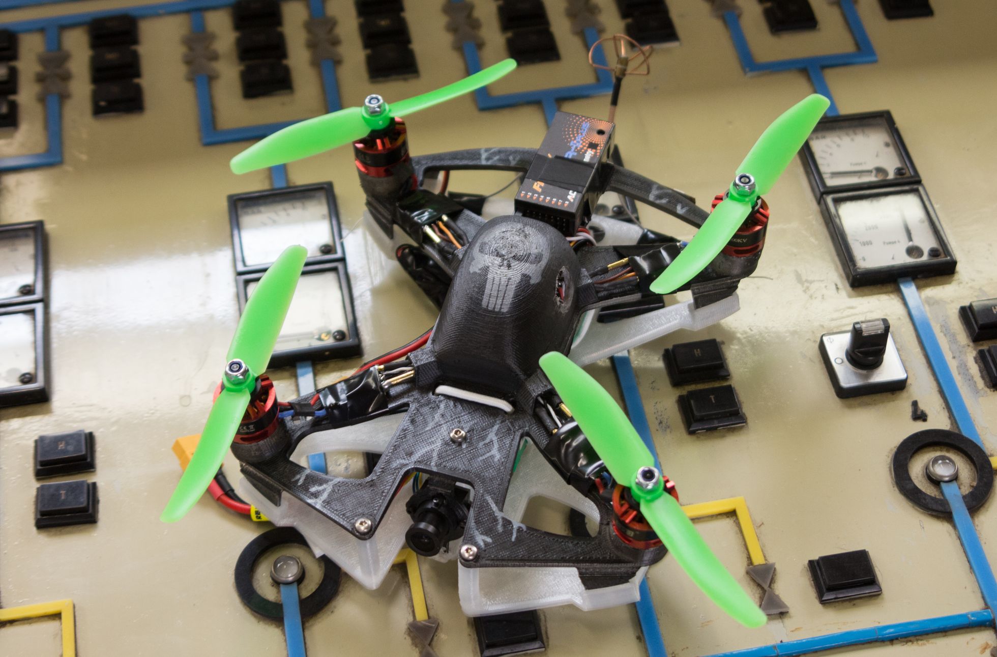 Arrow Drone: Die Renndrohne im Millennium-Falcon-Look - Golem.de