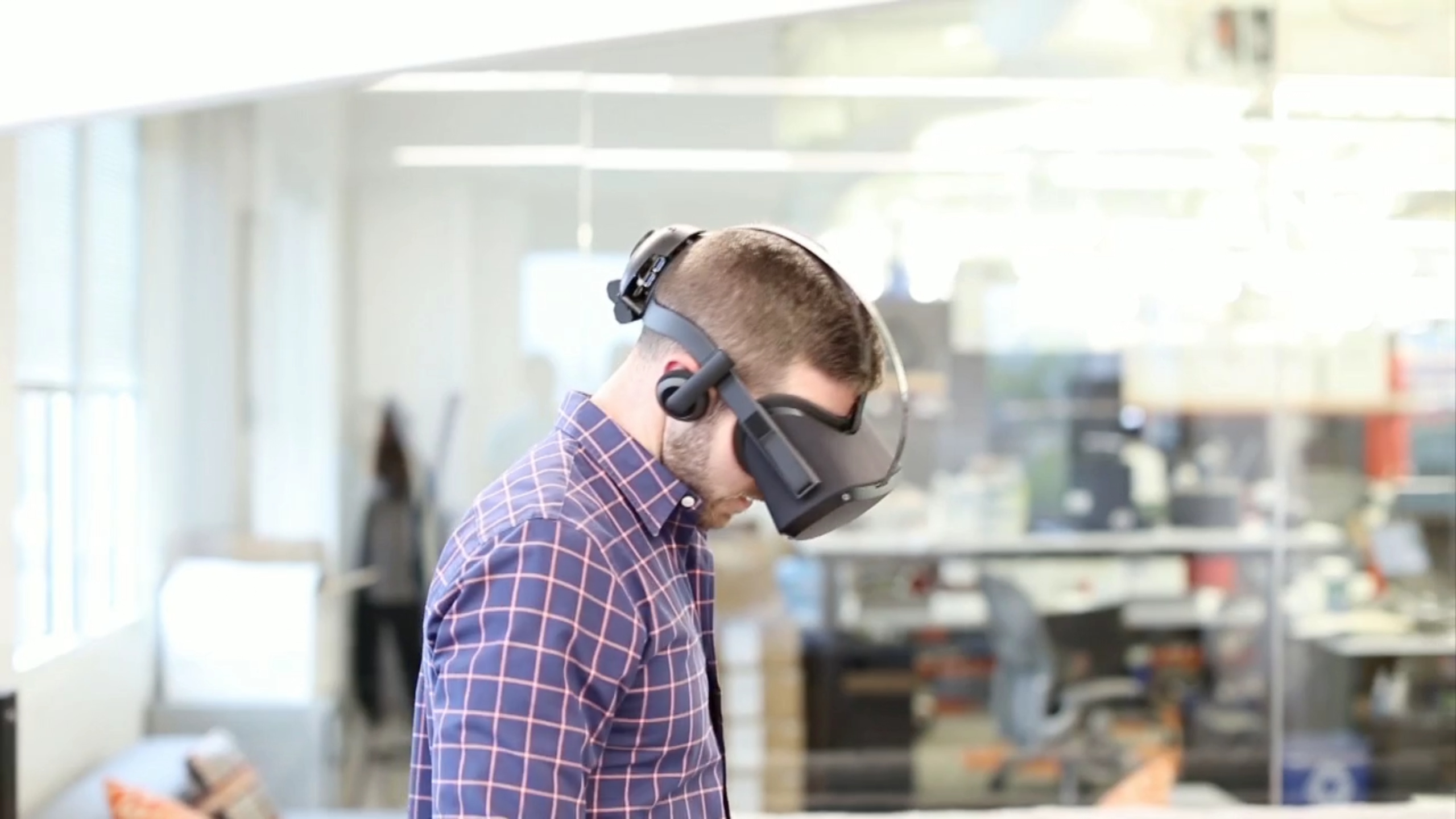 Facebook: Oculus zeigt drahtloses VR-Headset mit integriertem Tracking ...