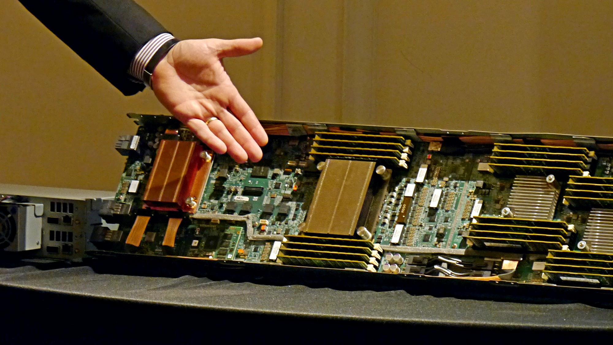 Memory-Driven Computing: HPE zeigt Prototyp von The Machine - Golem.de