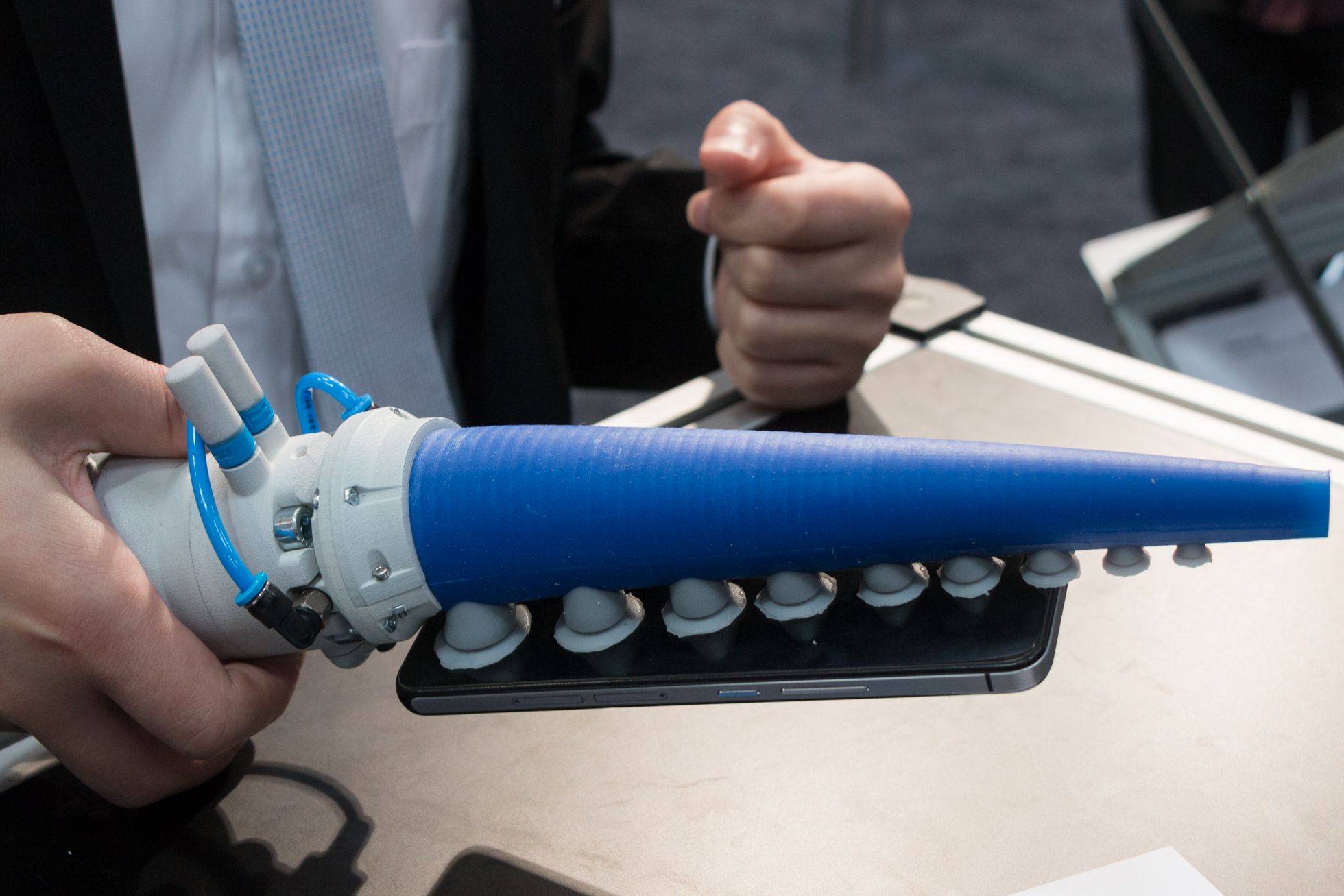 Festo: Der Octopus Gripper nimmt Objekte in den Schwitzkasten - Golem.de