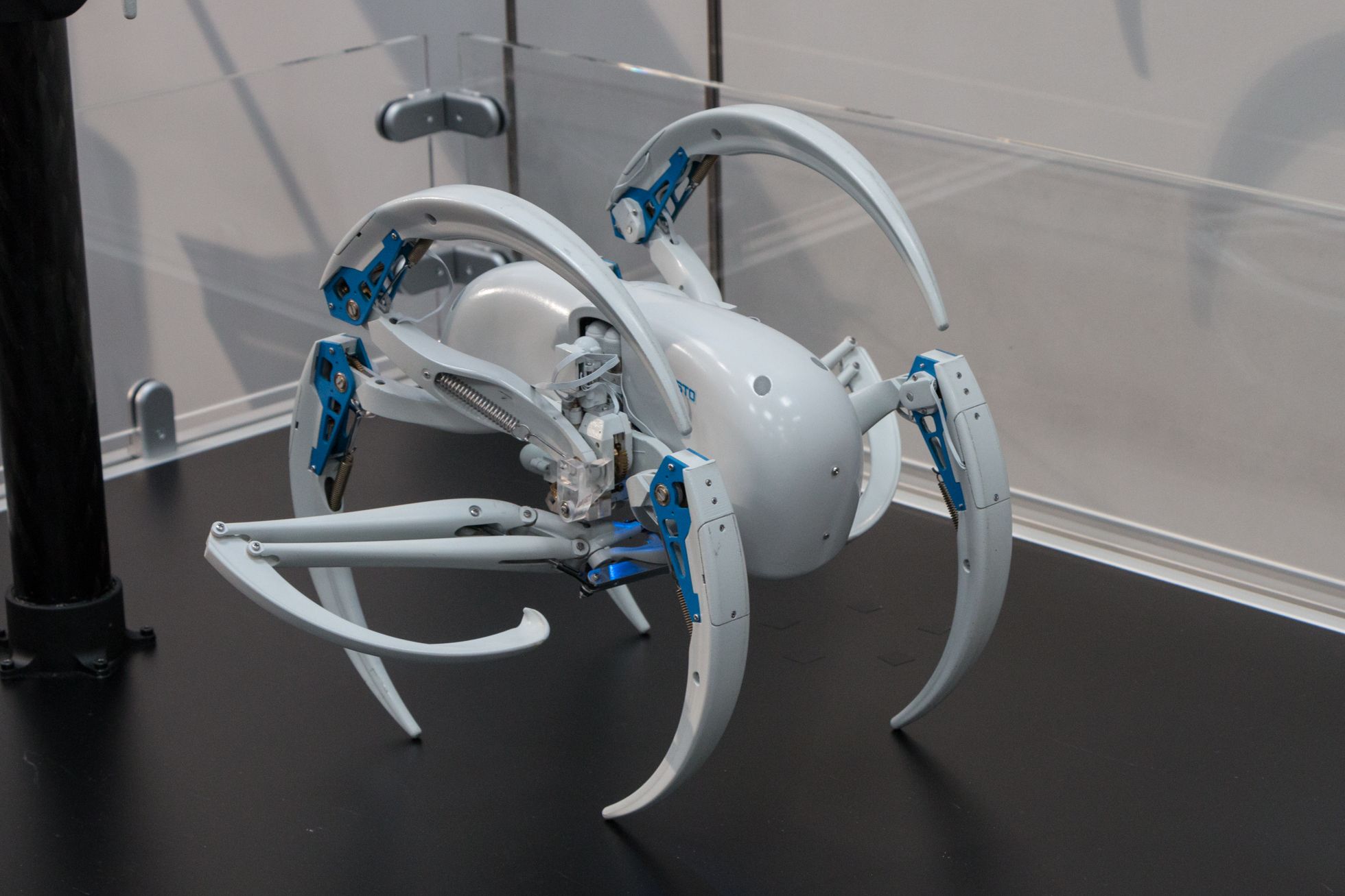 Bionic Wheel Bot: Festos Spinnenroboter rollt und läuft - Golem.de