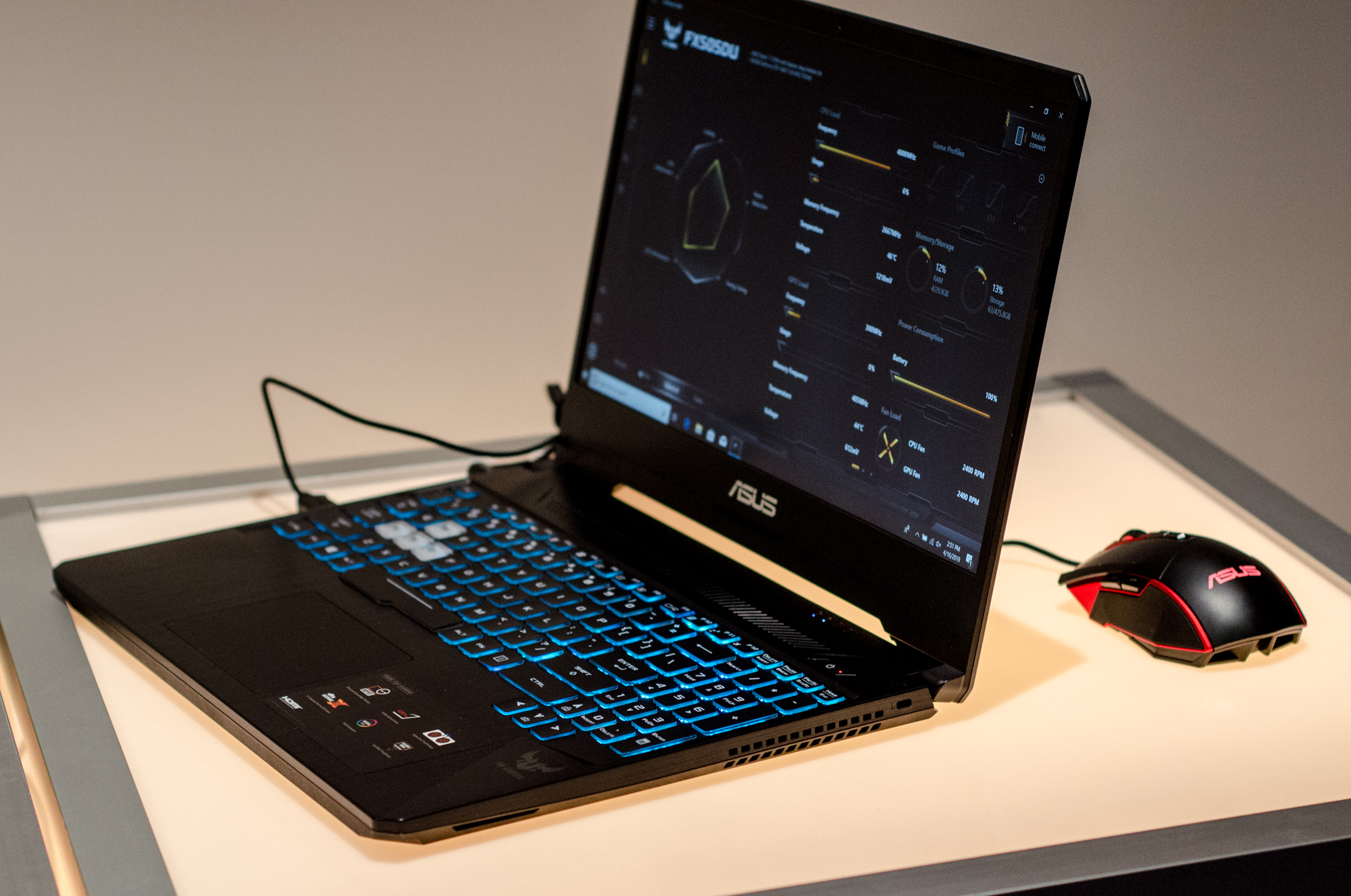 Mehr RGB bei ROG Strix Scar - Gaming-Notebooks: Asus ROG mit Core i9 ...