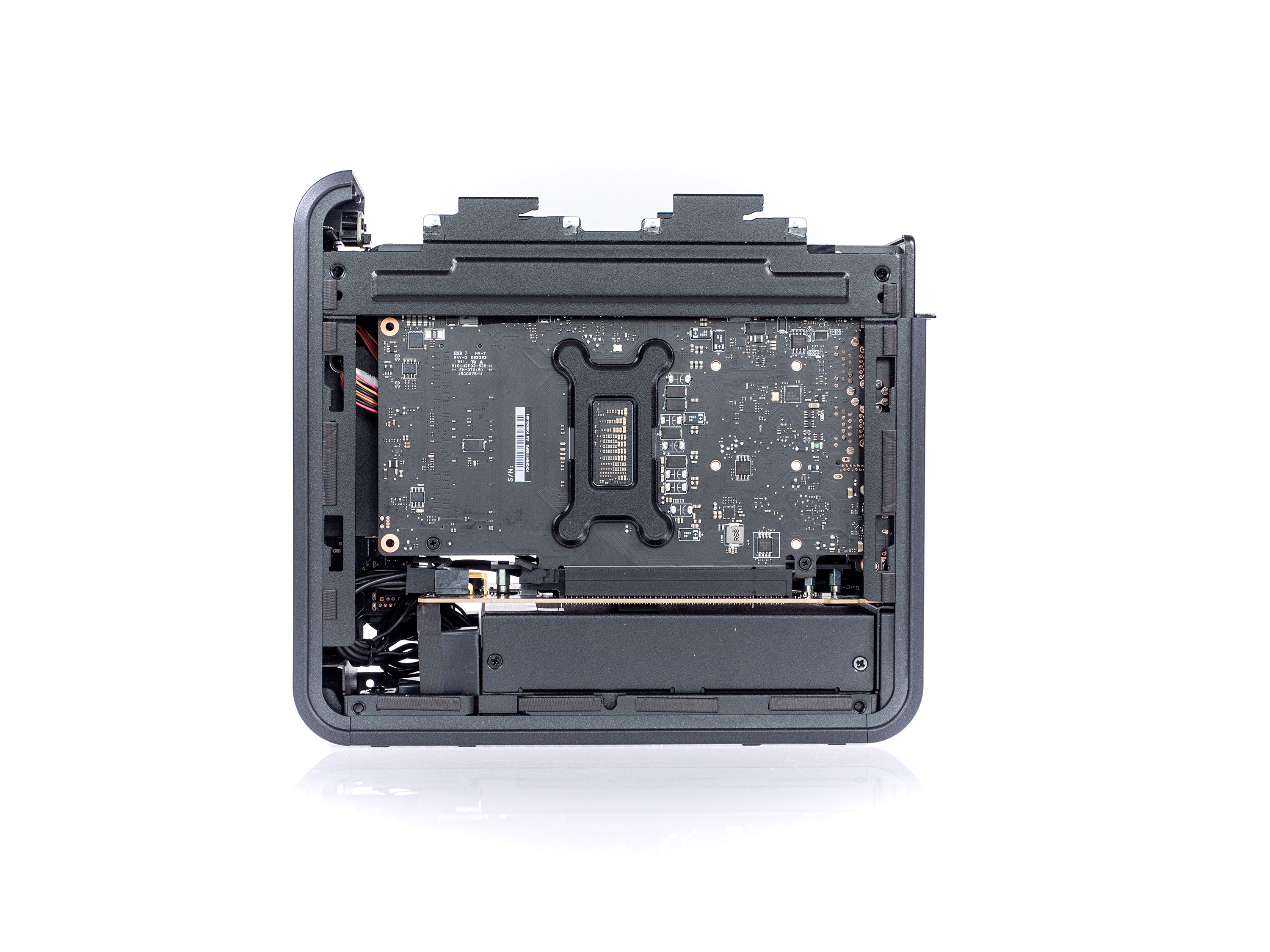 NUC9 Extreme (Ghost Canyon) im Test: Der schnellste 5-Liter-Rechner ...