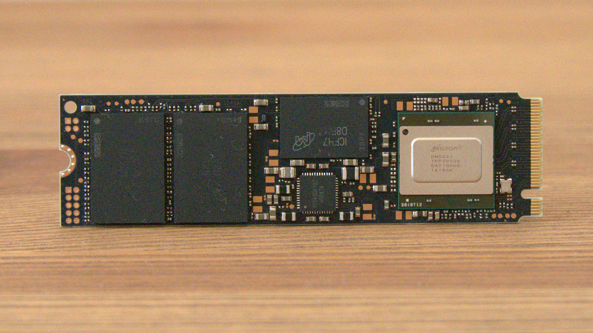 Crucial P5 Plus (SSD) im Test: Spät und spitze - Golem.de