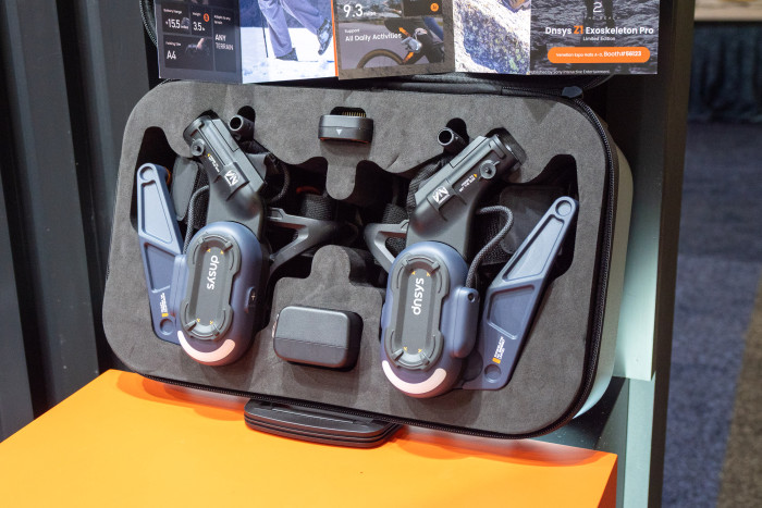 Dnsys-Exoskelette im Hands-on: Mit Roboter-Beinen die Treppe hinauf wie ...