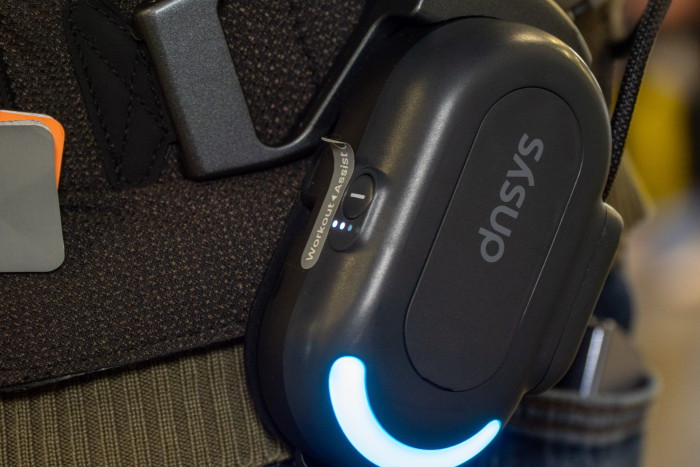 Dnsys-Exoskelette im Hands-on: Mit Roboter-Beinen die Treppe hinauf wie ...