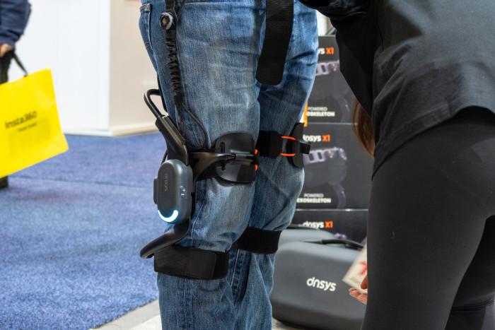 Dnsys-Exoskelette im Hands-on: Mit Roboter-Beinen die Treppe hinauf wie ...