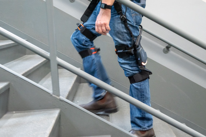 Dnsys-Exoskelette im Hands-on: Mit Roboter-Beinen die Treppe hinauf wie ...